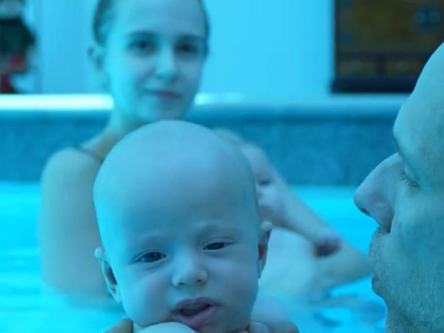 Isabella Scherer mostra o primeiro mergulho dos filhos na piscina com o ...