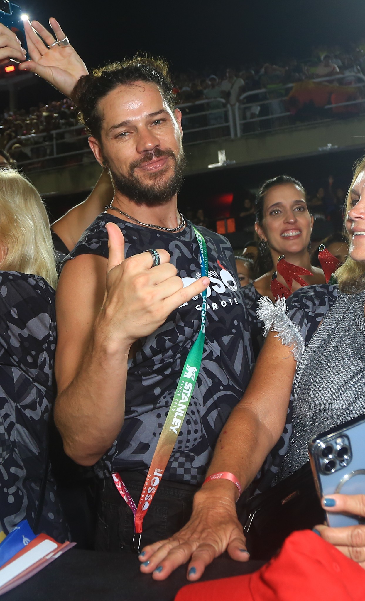 Sandy, Junior e mais famosos conferem documentário sobre Milton ...