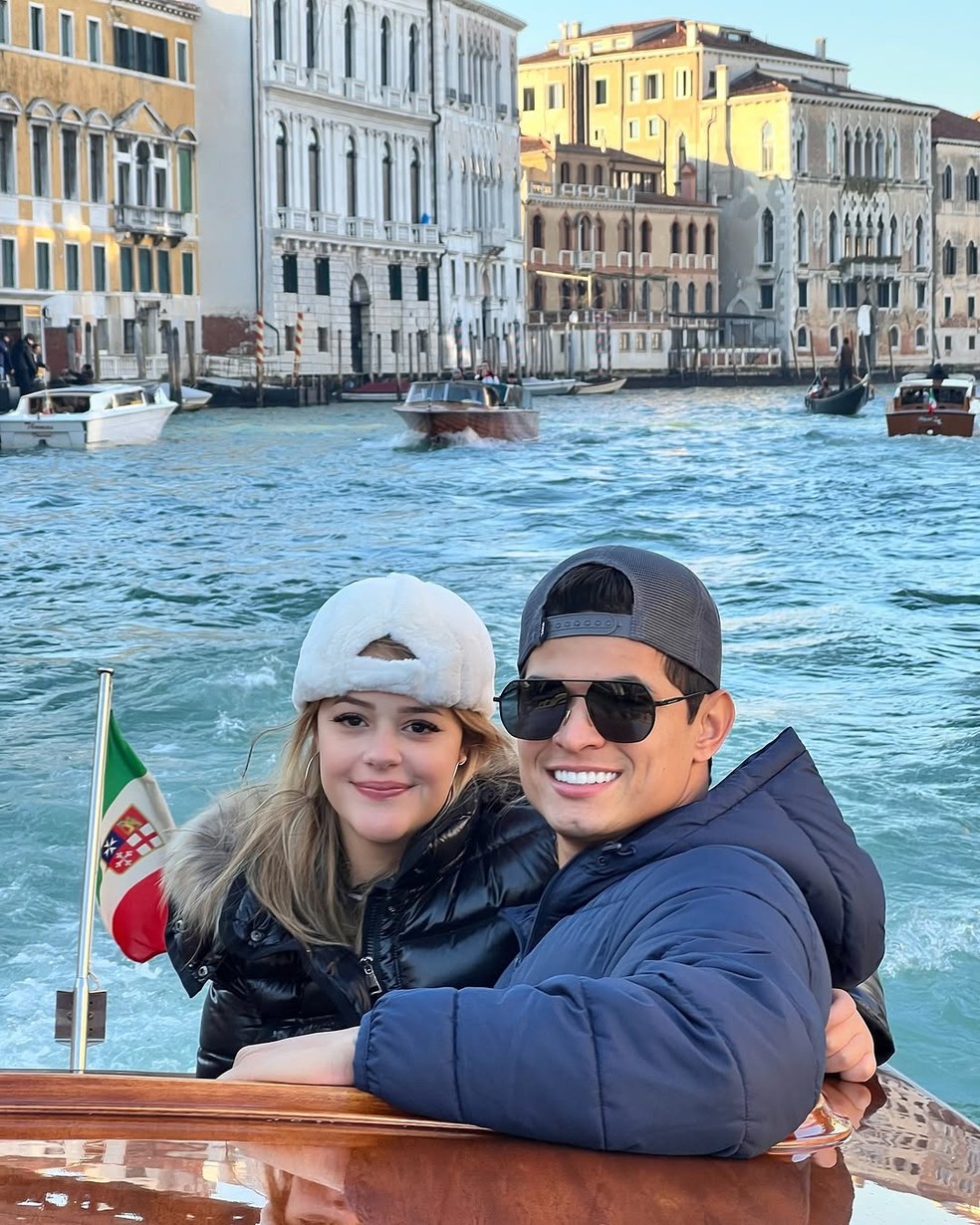 Maria Cavalcante e noivo sertanejo curtem romance em Veneza
