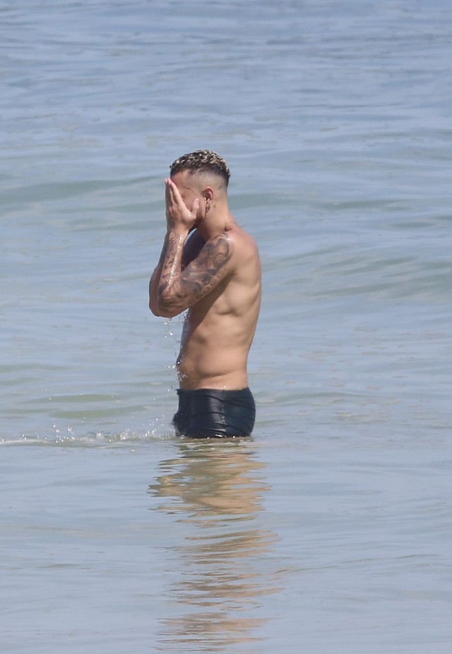 Após BBB 23, Fred Bruno curte dia de praia no Rio