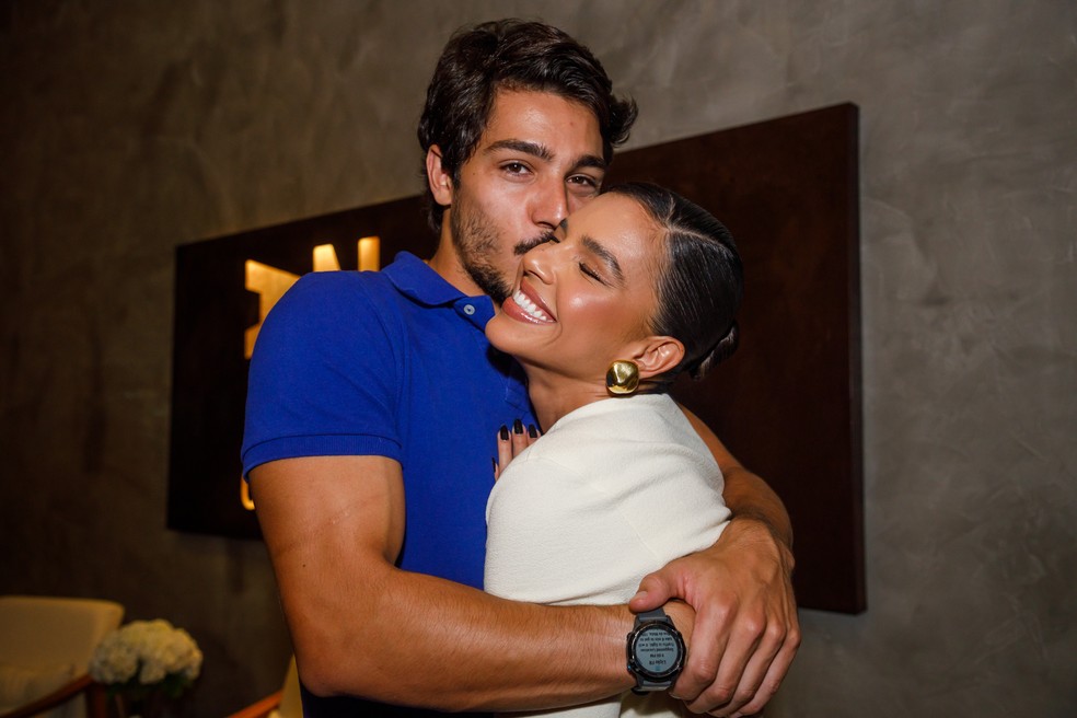 Mariana Rios enche o namorado, João Luis Diniz, de beijos e carinhos em evento