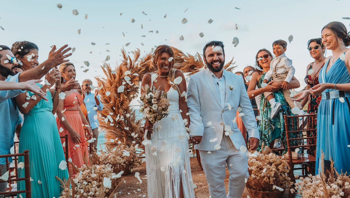 Cantora Ghabi celebra 10 anos de casamento em Fernando de Noronha; fotos