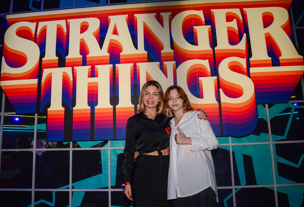 Sheila Mello faz aparição rara ao lado da filha e semelhança impressiona