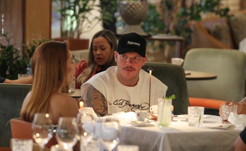 Thaís Vasconcellos arrasa de cropped e Ferrugem usa regata após casal perder mais de 75 kg