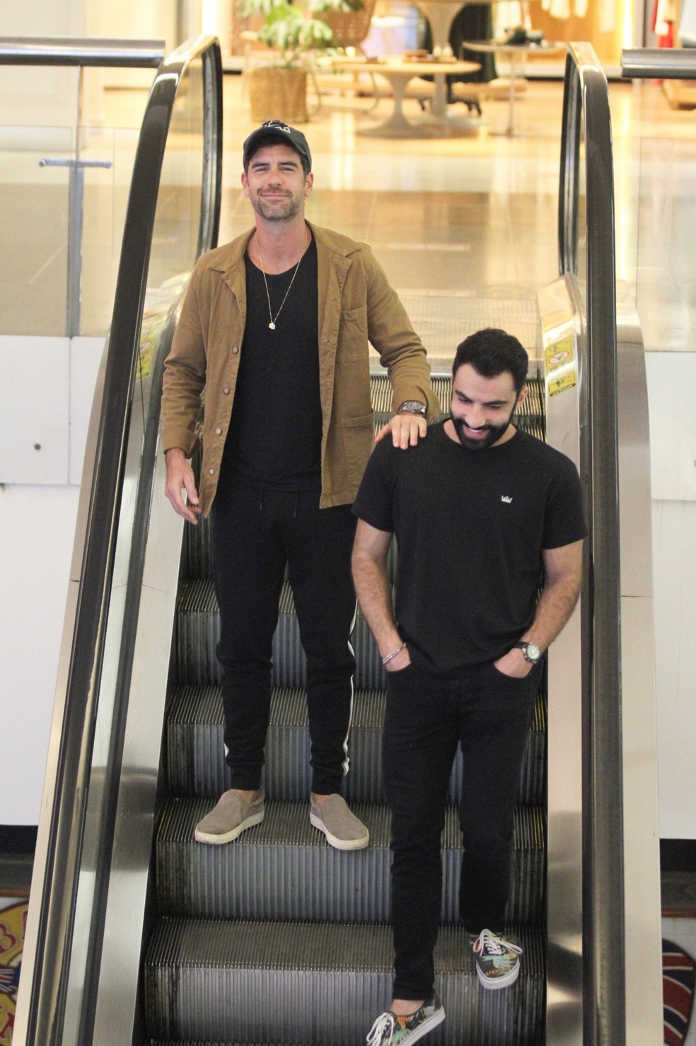 Marcos Pitombo passeia com o namorado em shopping do Rio