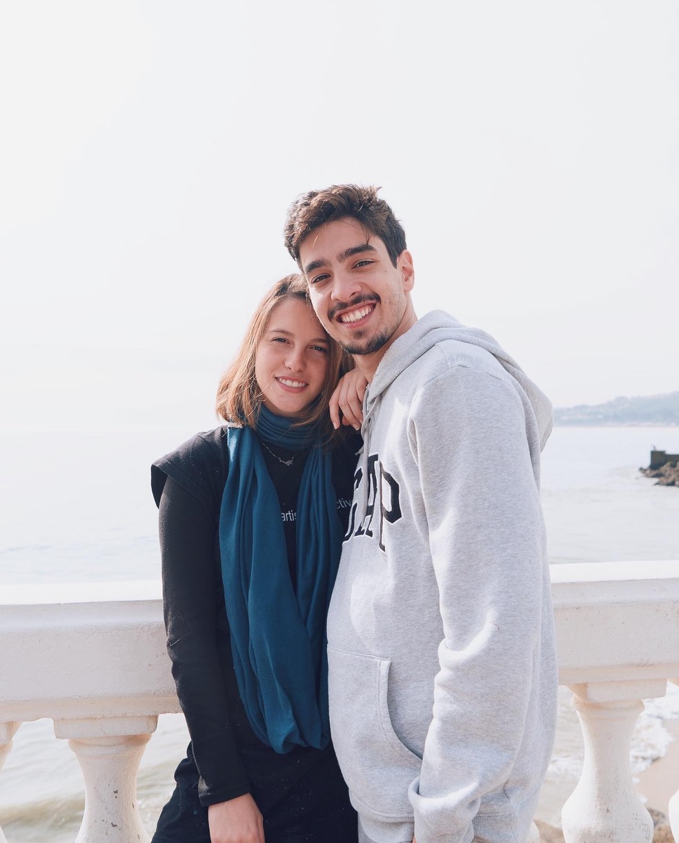 Escritora Lara Rodi, irmã de Cauã Reymond, e Matheus Costa comemoram 5 ...