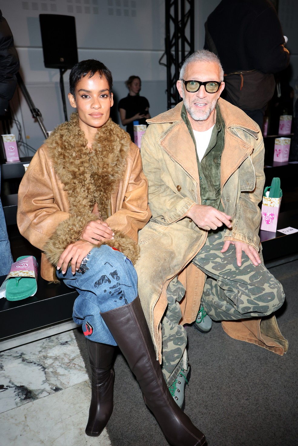 Vincent Cassel e esposa brasileira, Narah Baptista, combinam looks na ...