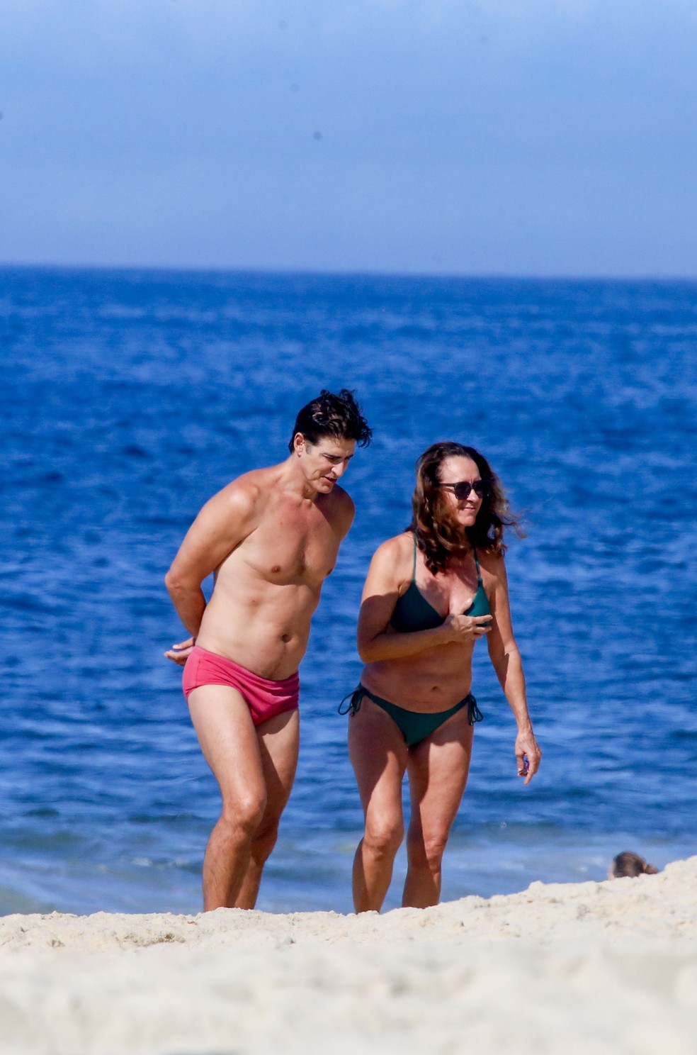 Reynaldo Gianecchini curte dia de praia de sunga no Rio; fotos