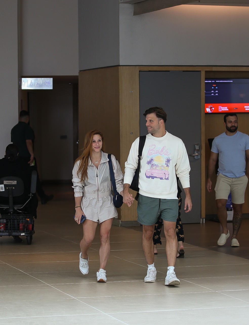 Jade Barbosa faz rara aparição com o noivo em shopping no Rio