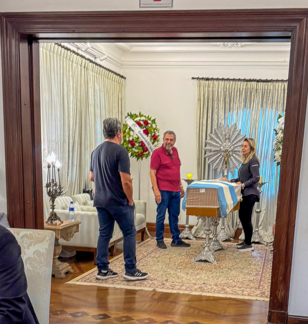 Familiares e amigos vão ao velório de Mister Sam em SP