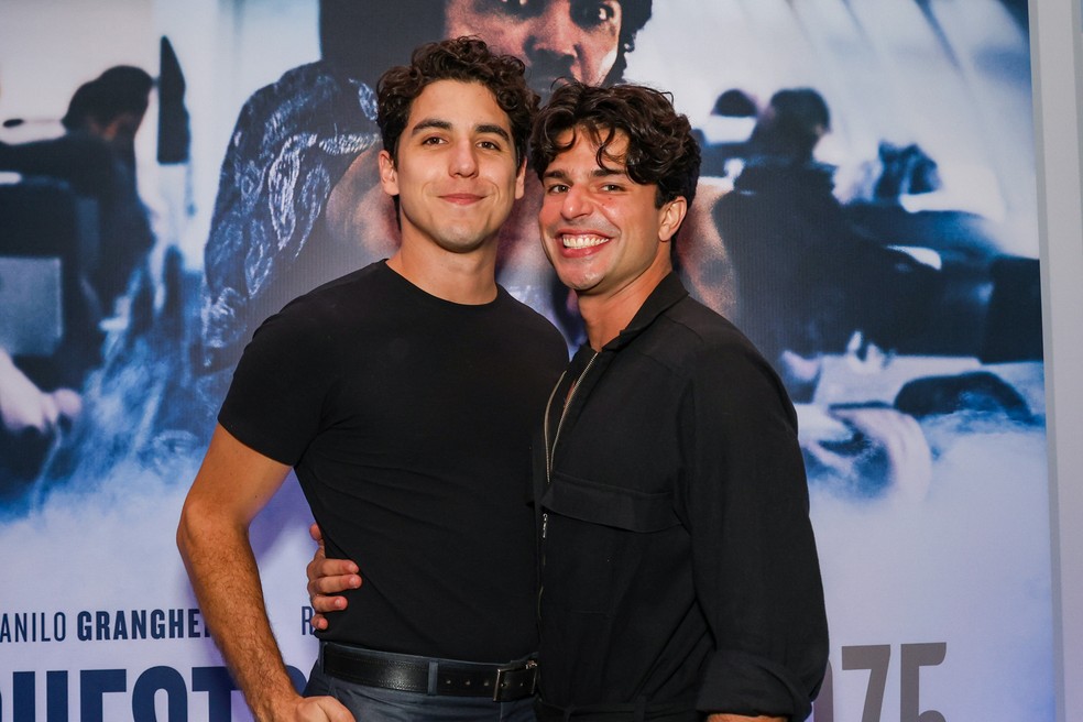 Diego Montez recebe a mãe, Sônia Lima, e o namorado, Robson Lima, em première