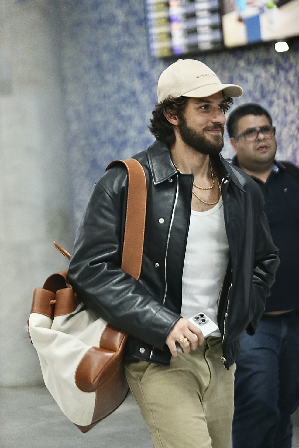 Chay Suede circula estiloso por aeroporto