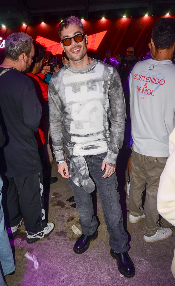 Famosos conferem primeiro dia do Lollapalooza 2024; veja looks