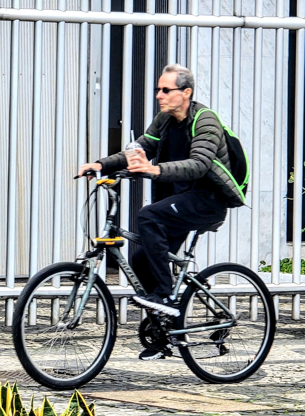 Tony Bellotto toma milk shake durante passeio de bike pós-treino