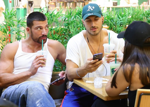 Ex de Anitta, galã italiano Simone Susinna volta ao Brasil com o irmão ...