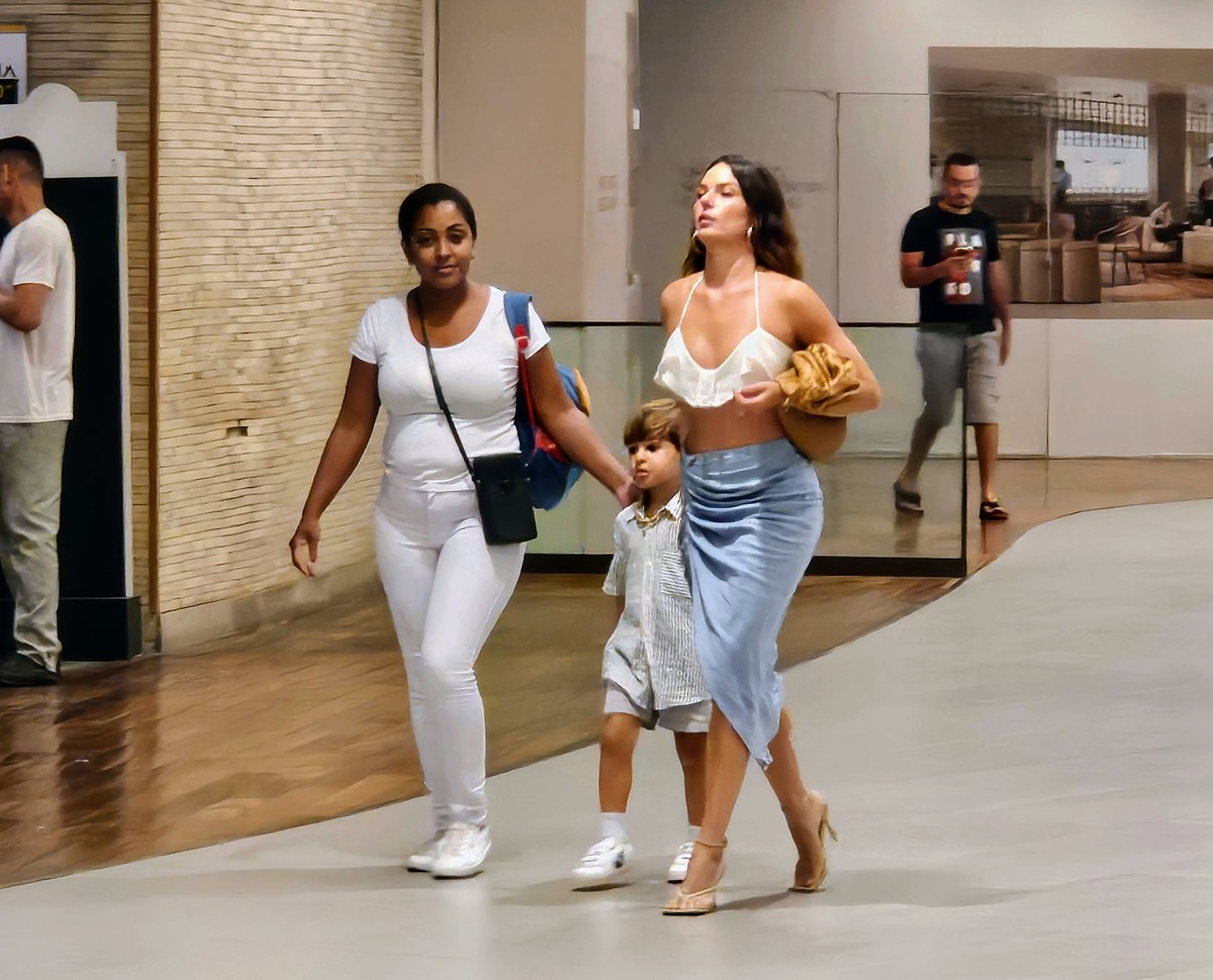 Isis Valverde passeia em shopping do Rio com o filho