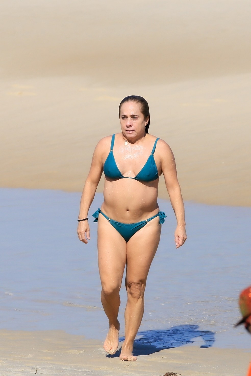 Cissa Guimarães curte mergulho na Praia de Ipanema no inverno carioca