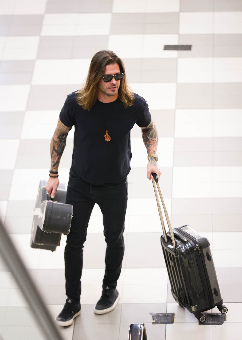 Com Wanessa Camargo fora do BBB 24, Dado Dolabella embarca sorridente ...