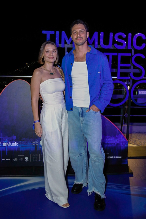 Romulo Estrela e a mulher trocam beijos em aparição pública raríssima