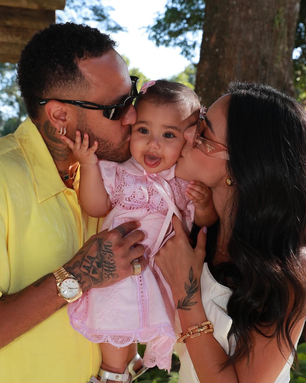 Neymar e Bruna Biancardi dão 'beijo sanduíche' na filha, Mavie