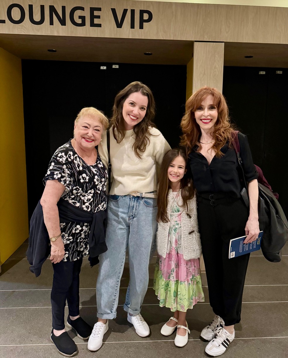 Atriz Mel Summers reencontra Nathalia Dill em peça em SP