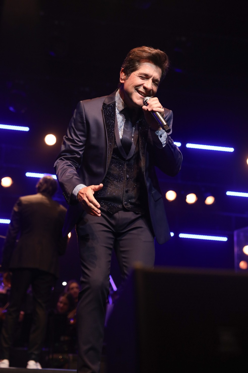 Cantor Daniel posa com a família nos bastidores de show em comemoração ...