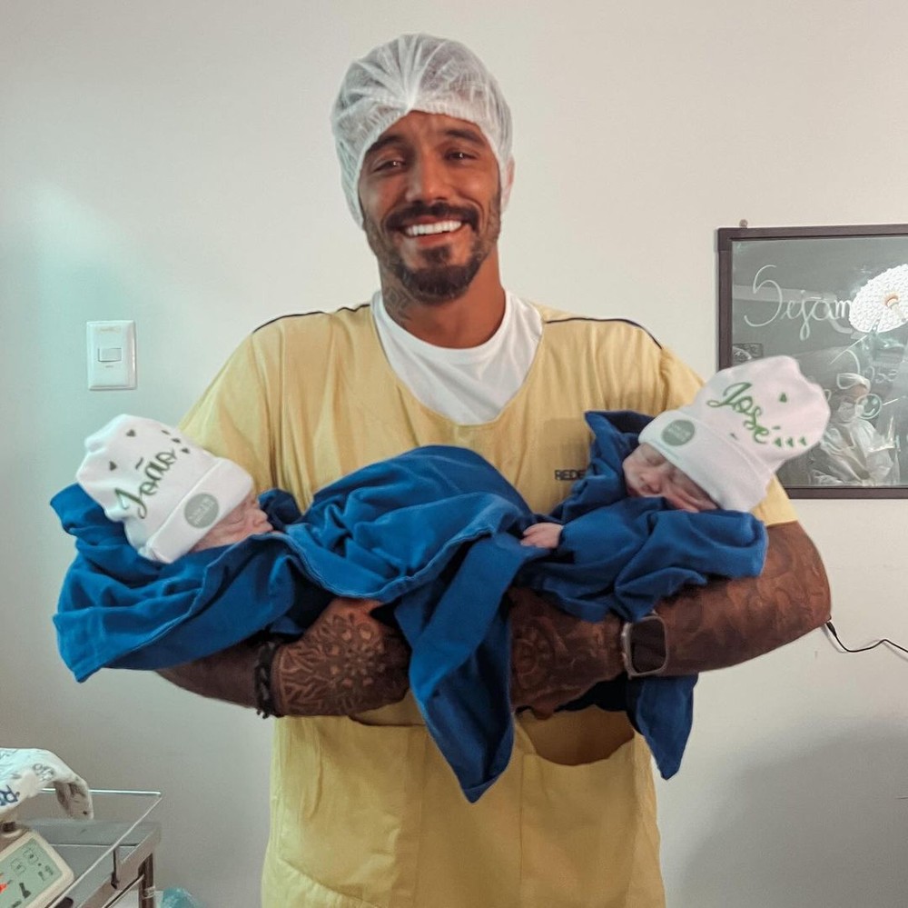 Clara Maia e André Coelho mostram fotos do nascimento dos gêmeos após ...