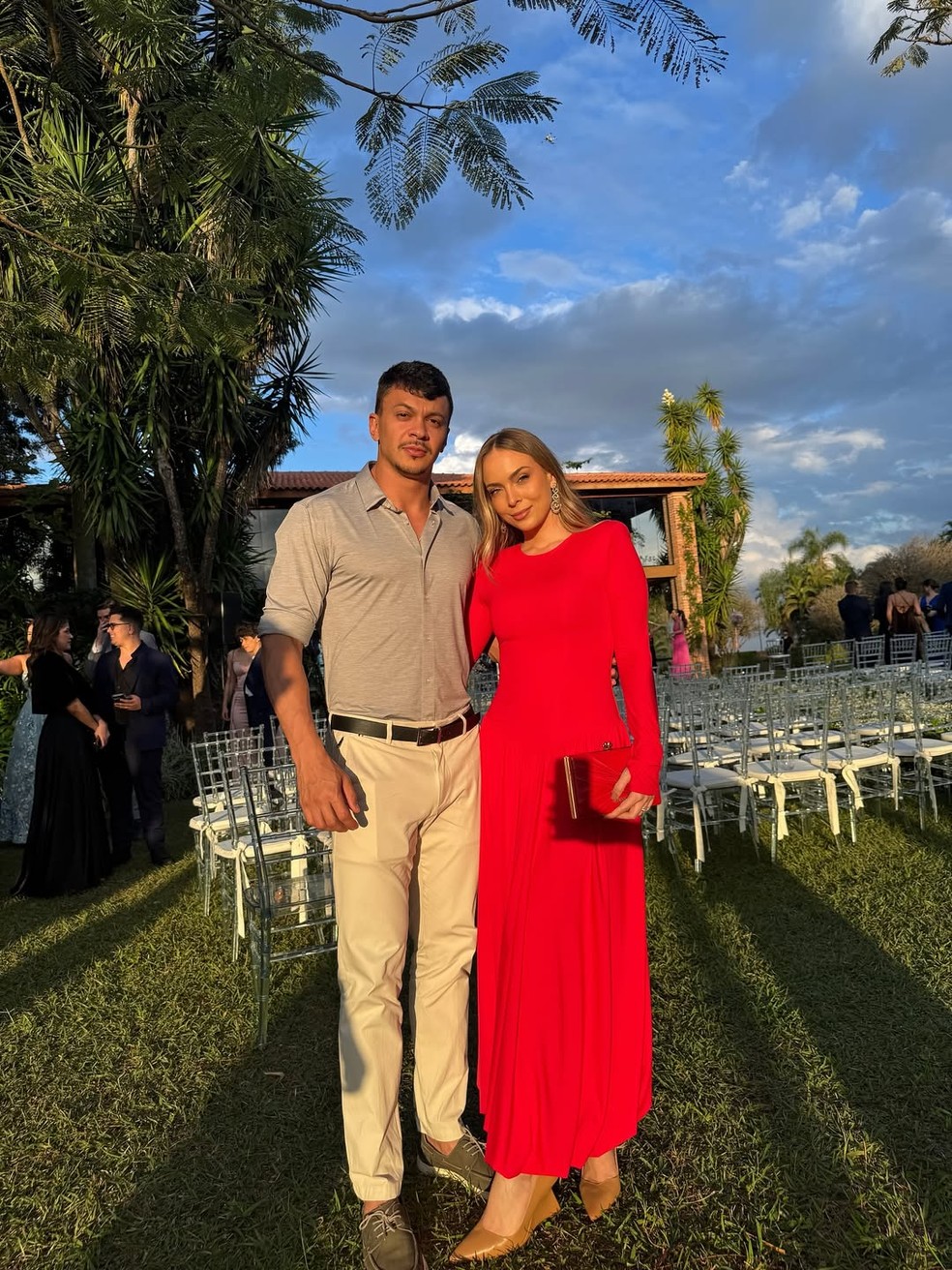 Com noiva grávida, influenciador Gusta se casa e reúne famosos em festa