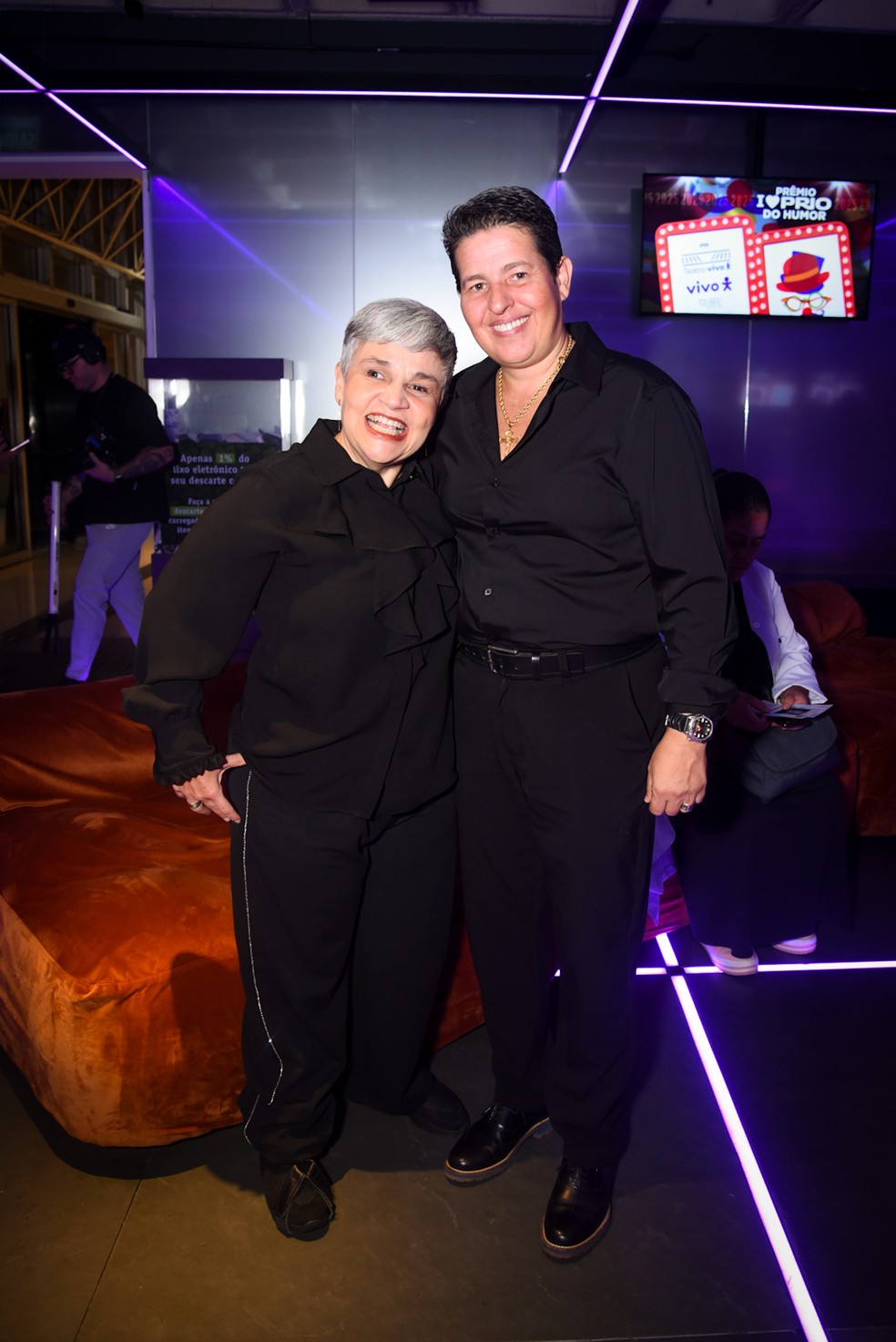 Claudia Rodrigues vai com a namorada, Adriane Bonato, a premiação de humor