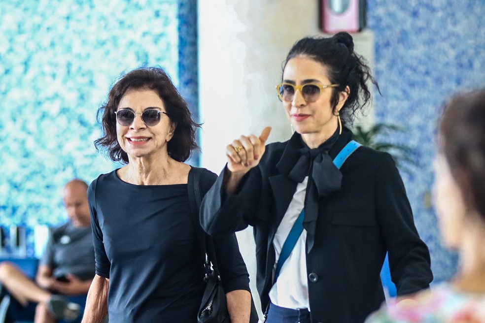 Marisa Monte faz aparição raríssima ao lado da mãe ao desembarcar no Rio