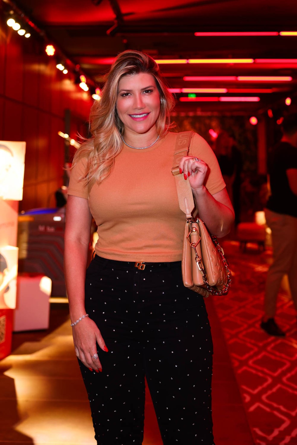 Andressa Suita troca beijos com Gusttavo Lima ao se lançar como ...