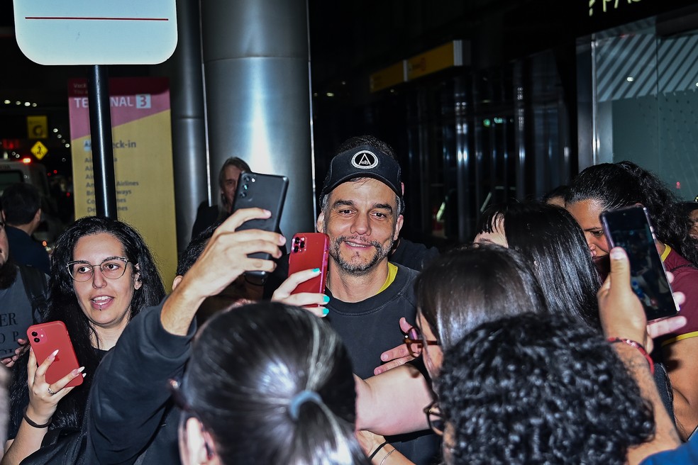 Em rara aparição juntos, Wagner Moura se despede de filho em aeroporto ...