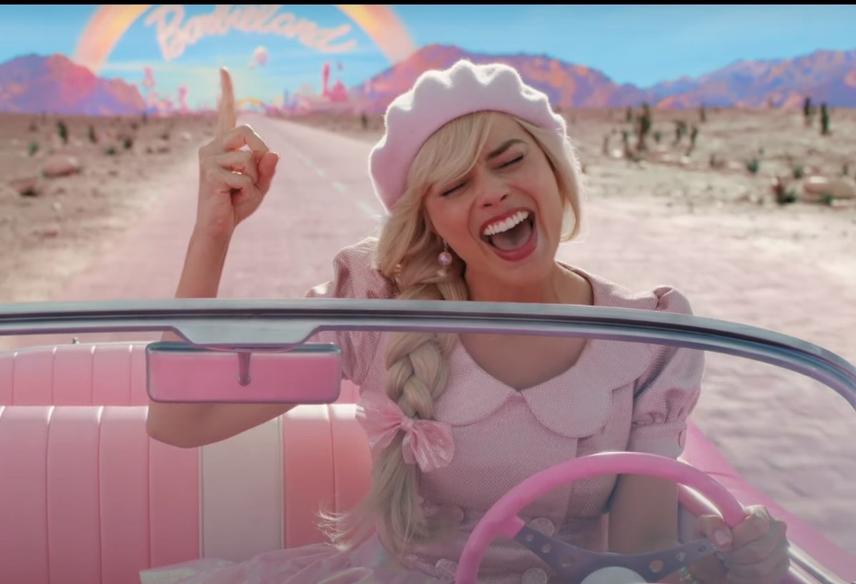 'Barbie': novo trailer oficial mostra boneca sendo presa no mundo real ...