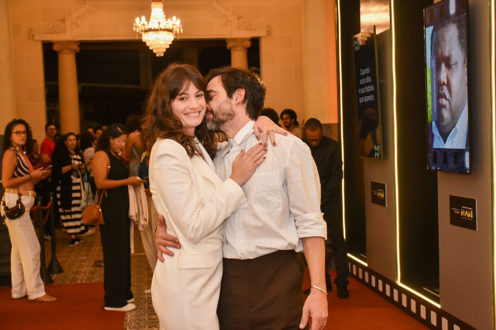 Júlio Andrade agradece esposa após receber homenagem no Cine PE: 'Se ...