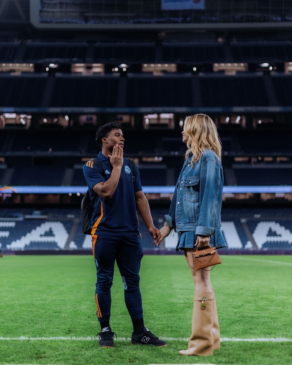 Endrick comemora com a esposa após ser destaque em jogo do Real Madrid