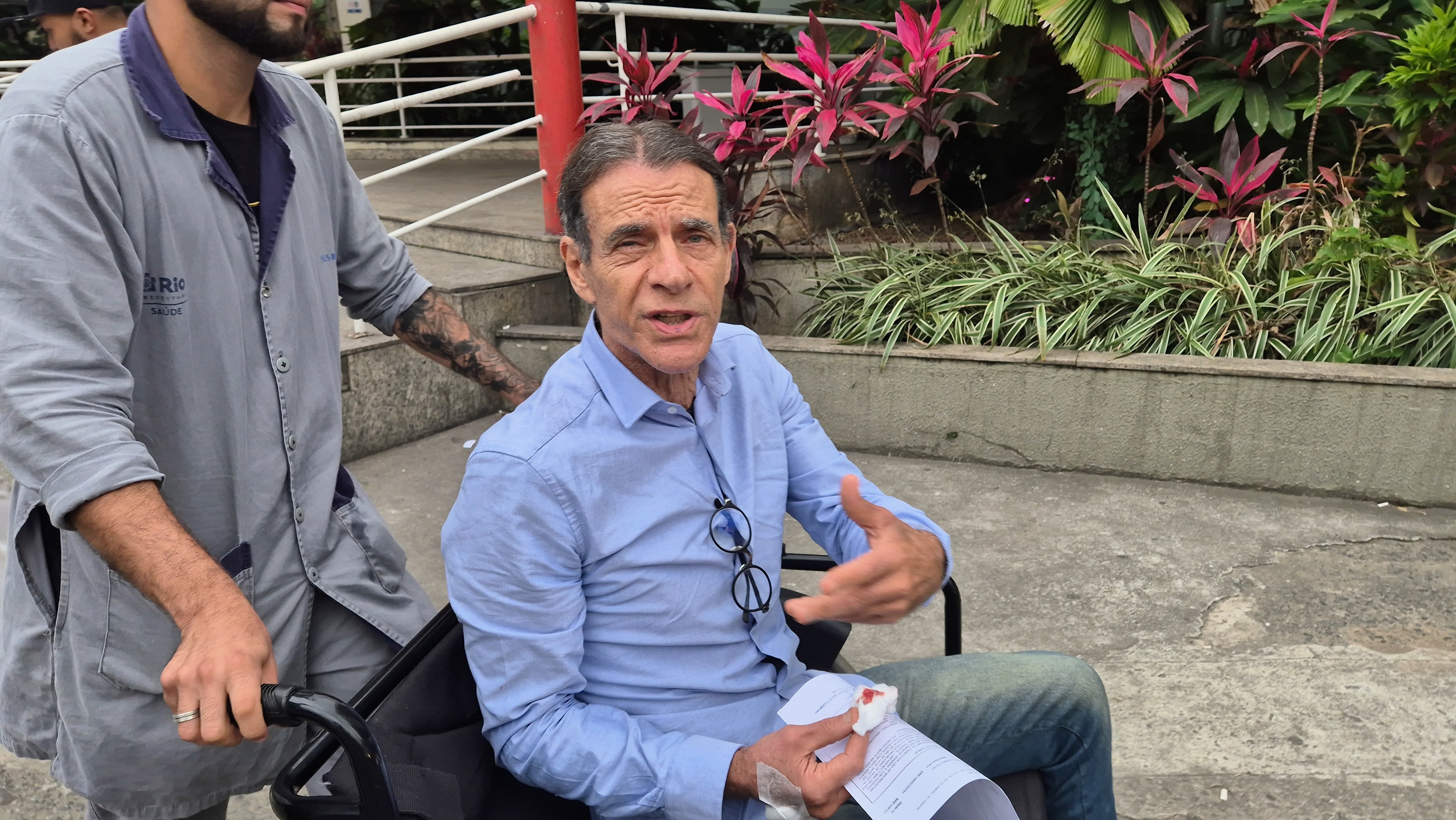 Mário Gomes deixa emergência e explica motivo de desmaios