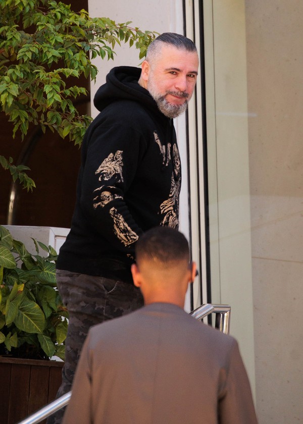 Fã se emociona ao conhecer baterista do System of a Down na porta de ...