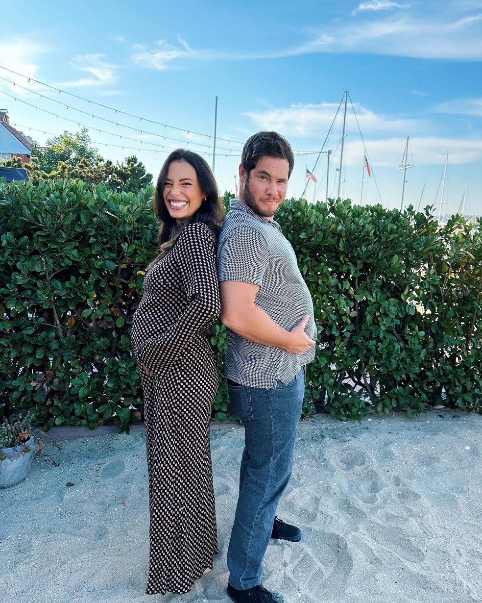 Adam Devine, de 'Modern Family', espera primeiro bebê com Chloe Bridges Devine