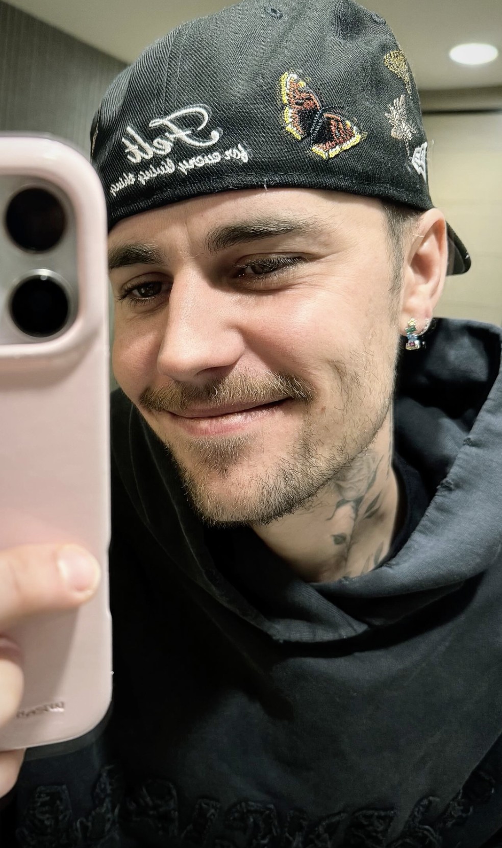 Justin Bieber volta a seguir Hailey após confusão, e publica fotos com ...