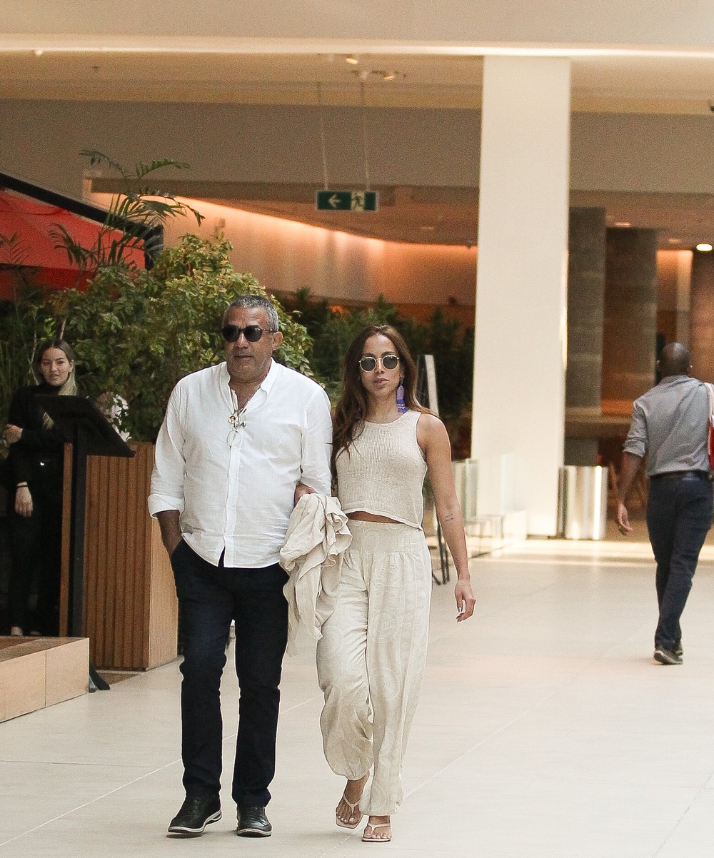 Anitta vai ao cinema com o pai e atende fãs no Rio de Janeiro; fotos