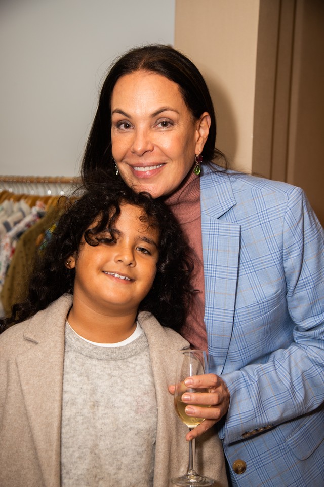 Carolina Ferraz faz aparição rara com a filha de 8 anos, Isabel; amplie