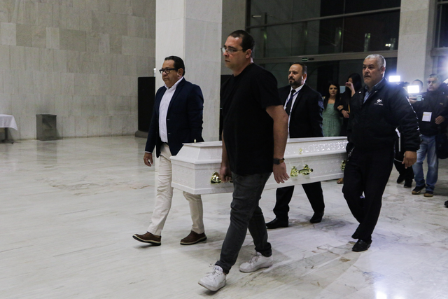 Cantor Nahim é velado em cerimônia aberta ao público em São Paulo