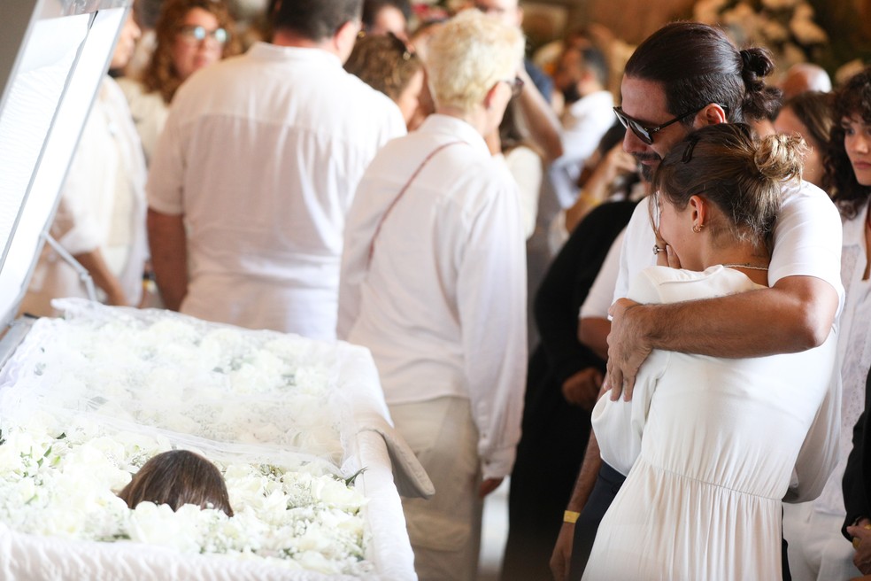 Sobrinha de Preta Gil se emociona no velório da tia no Rio de Janeiro ...