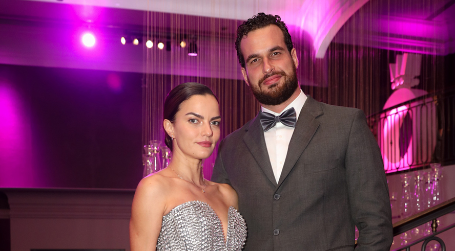 Barbara Fialho troca muitos beijos em aparição rara com namorado gato