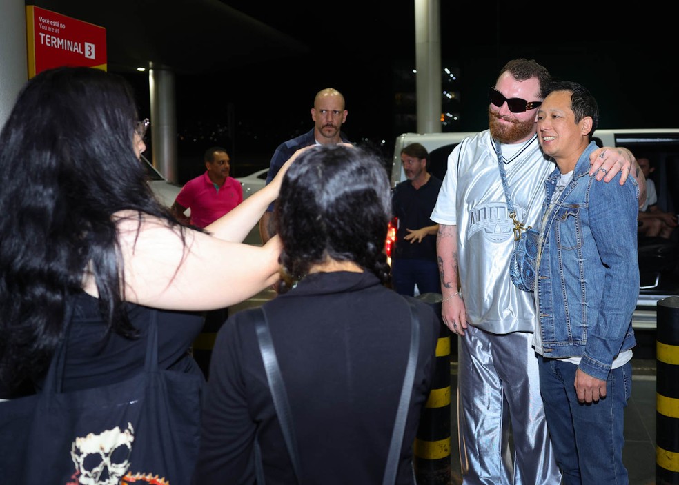 Após show no Lollapalooza, Sam Smith posa com fãs em aeroporto ao ...