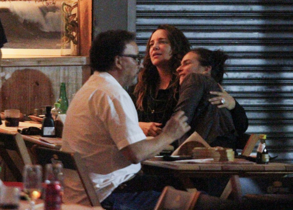 Cantora Ana Carolina e a namorada curtem noitada em clima de romance