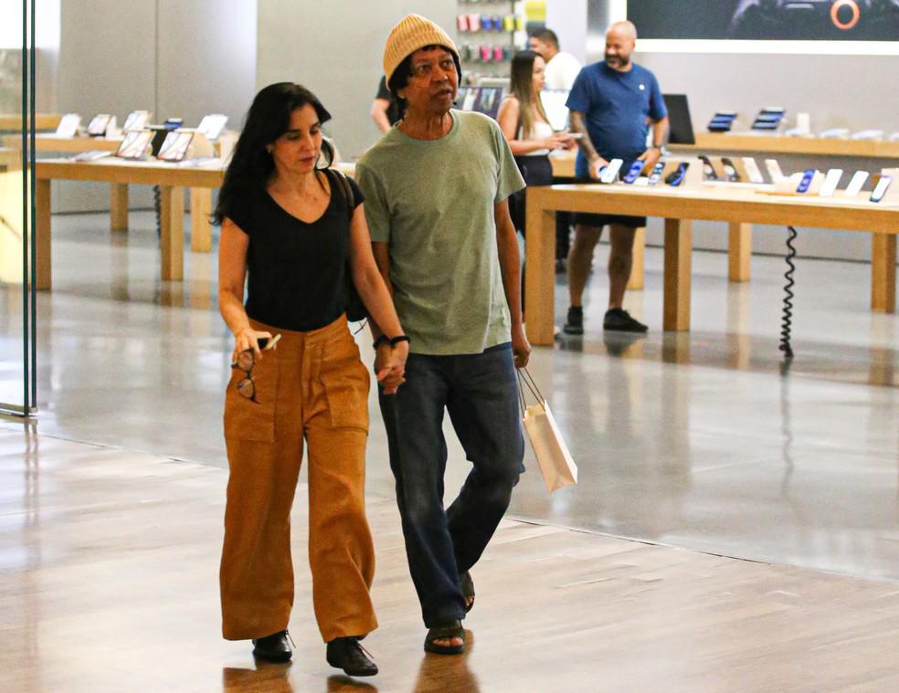 Discreto, Djavan faz rara aparição com a esposa durante passeio em ...