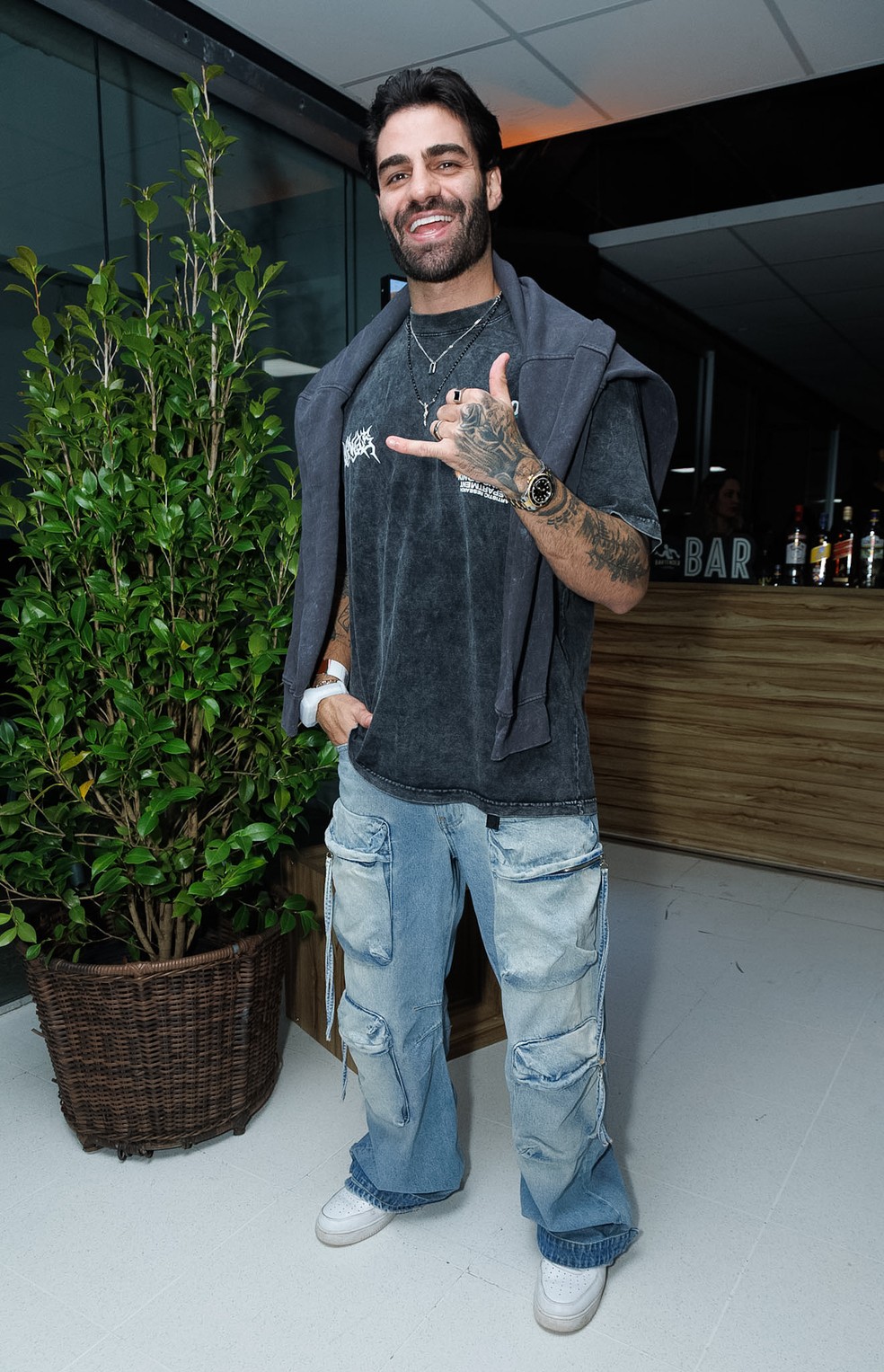 Luan Santana se declara à esposa nos bastidores de show histórico em Curitiba: 'Um beijo para você'