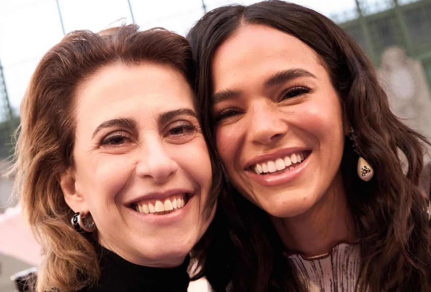 Fernanda Torres e Bruna Marquezine se encontram em desfile da Chanel em ...