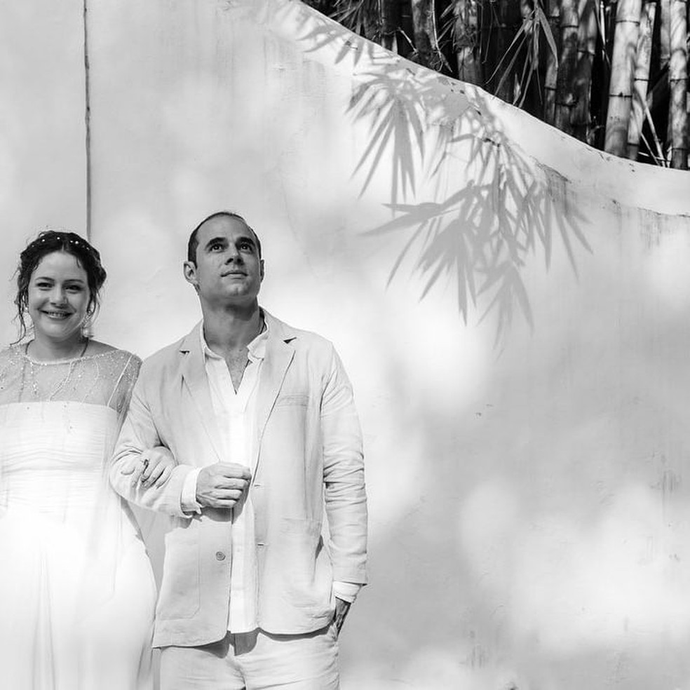 Leandra Leal comemora um mês de casamento e exibe fotos inéditas: 'Te amo'